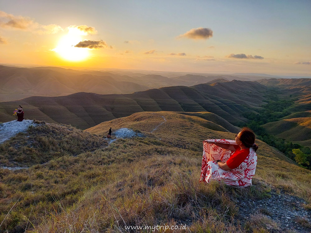FOTO SAJA TAK AKAN SANGGUP MENGGAMBARKAN KEMOLEKAN BUKIT NDAPAYAMI DI SUMBA NTT
